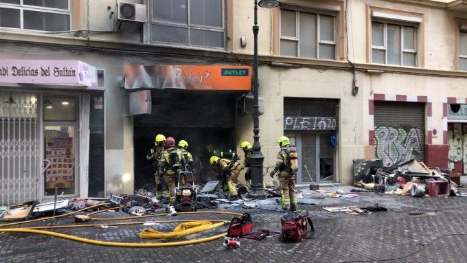 Mor un home en l'incendi d'un local comercial al centre de València