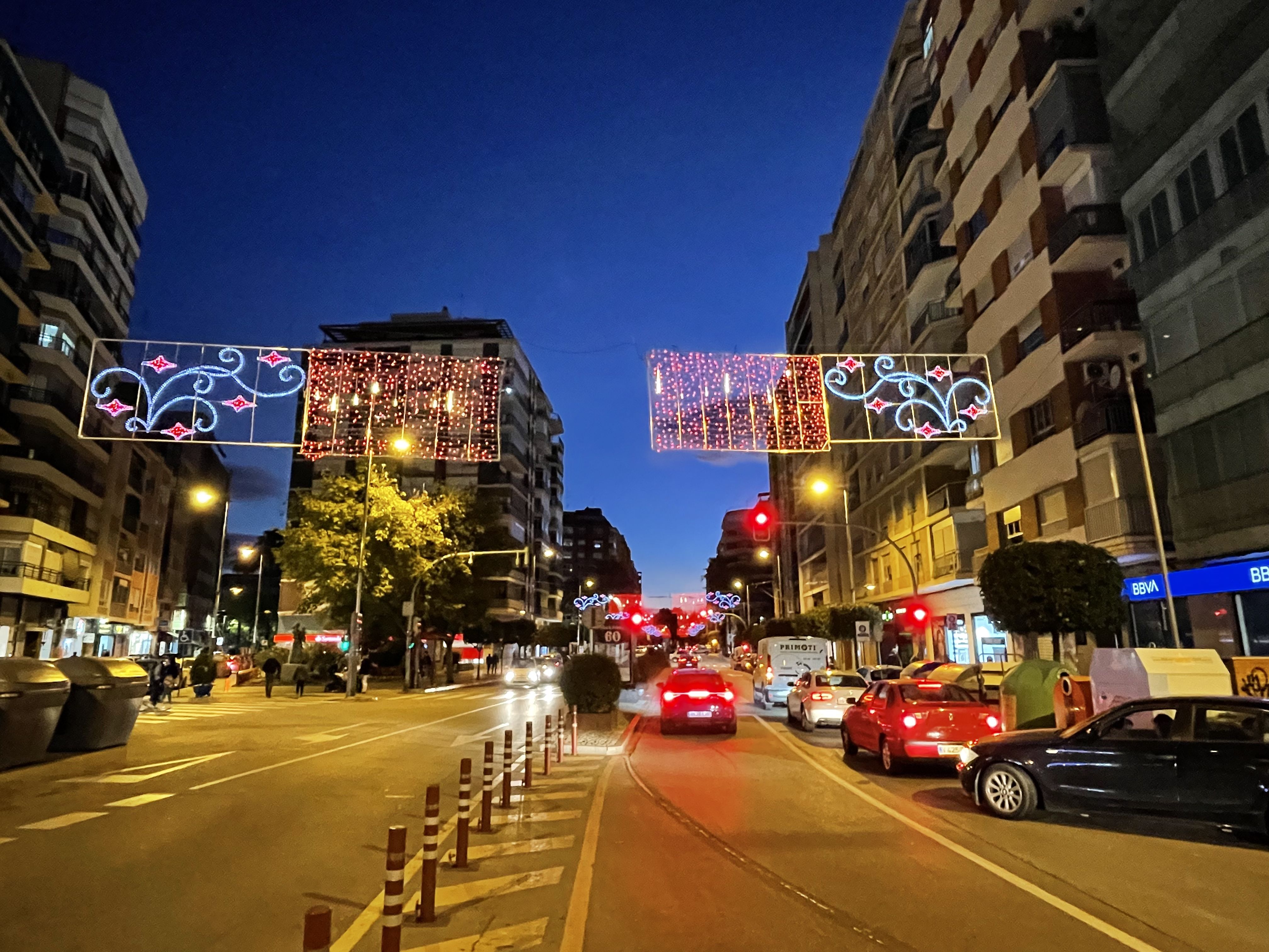 Las luces de Navidad vuelven a iluminar Alzira
