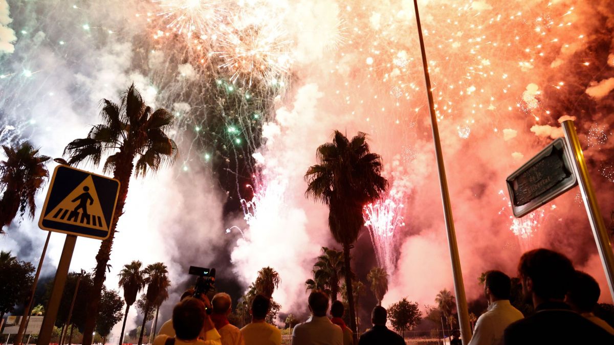 44 kilos de pólvora y dos castillos de fuegos artificiales encienden la ...
