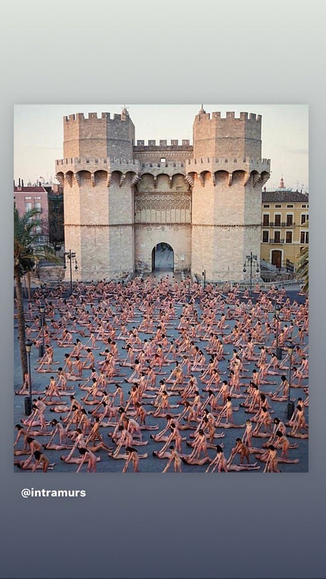 Tunick publica la fotografía que va despullar 1.300 persones a València